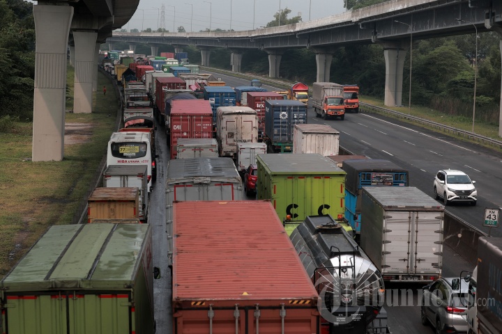 Kemacetan Panjang Imbas Penyekatan Mudik di Tol Jakarta-Cikampek, Foto 4 #1882679 - TribunNews.com