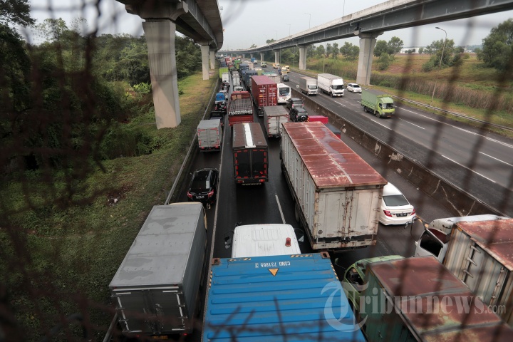 Kemacetan Panjang Imbas Penyekatan Mudik di Tol Jakarta-Cikampek, Foto 5 #1882680 - TribunNews.com