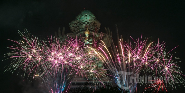 Kembang Api di Garuda Wisnu Kencana Bali Sambut Tahun Baru 2020, Foto 3 ...