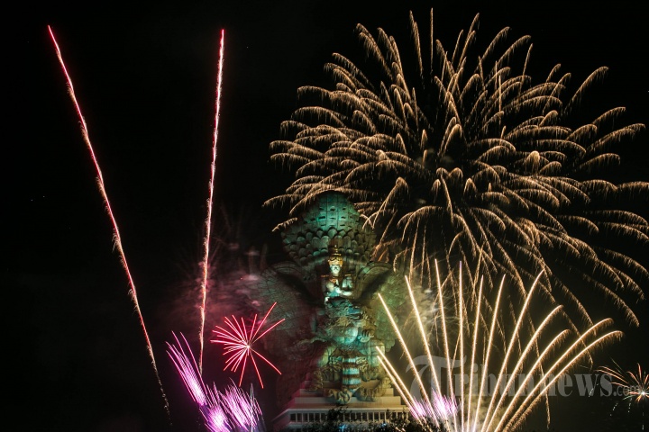 Kembang Api di Garuda Wisnu Kencana Bali Sambut Tahun Baru 2020, Foto 4 ...