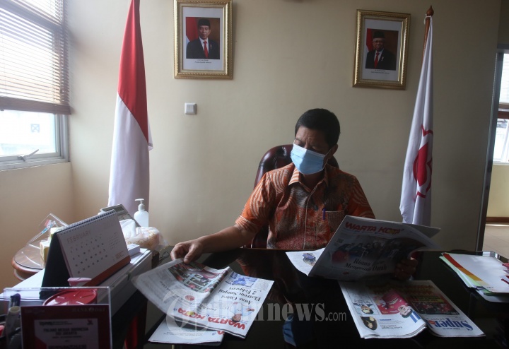 Ketua PMI Rustam Effendi Diruang Kerjanya, Foto 7 #1877477 - TribunNews.com