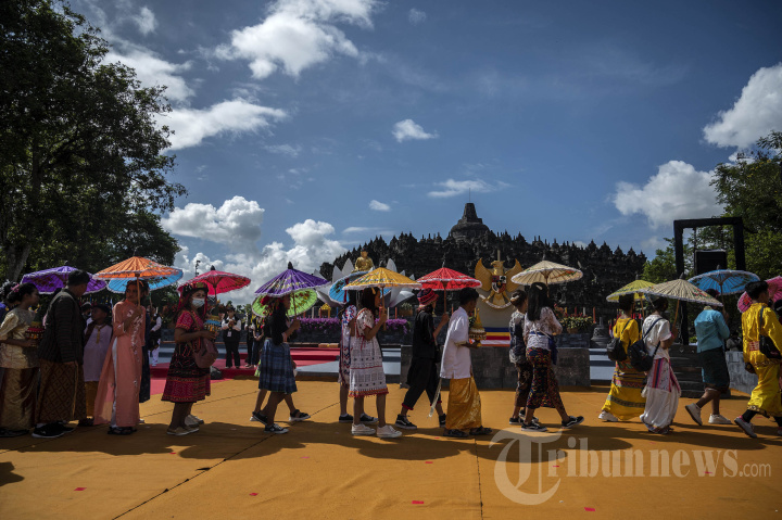 Khidmat Perayaan Waisak di Candi Borobudur, Foto 5 #1924171 - TribunNews.com