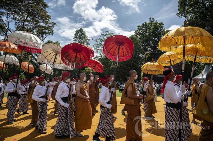 Khidmat Perayaan Waisak di Candi Borobudur, Foto 7 #1924173 - TribunNews.com