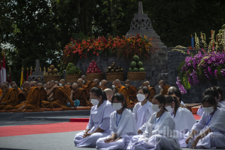 Khidmat Perayaan Waisak di Candi Borobudur, Foto 10 #1924180 - TribunNews.com