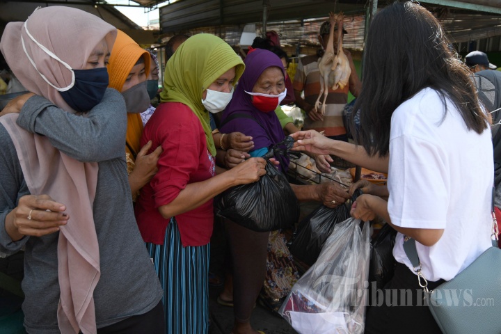 Komunitas Unity with the King Bagi-bagi Masker dan Sembako, Foto 7 #1854347 - TribunNews.com