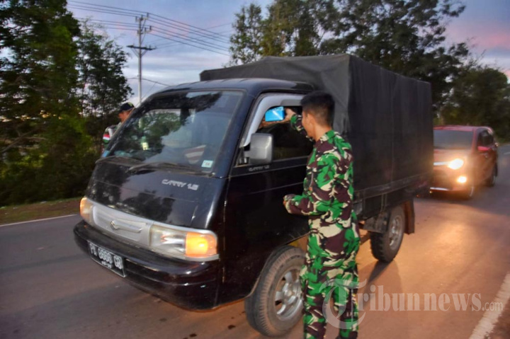 Korem 174/ATW Merauke Bagikan Takjil pada Pengguna Jalan, Foto 2 ...