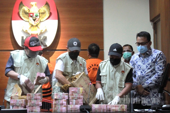 KPK Tunjukkan Barbuk OTT Bupati Banggai Laut Uang Tunai Rp 1 M, Foto 4 #1867387 - TribunNews.com