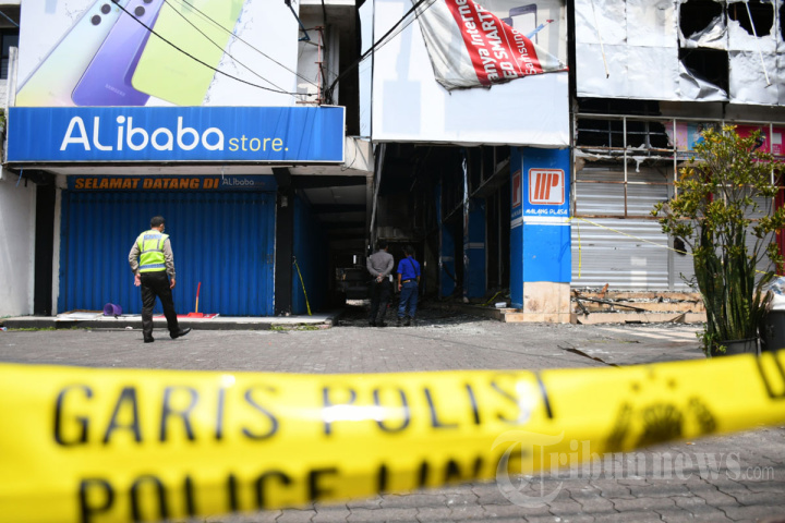 Labfor Polda Jatim Olah TKP Kebakaran Malang Plaza, Foto 1 #1964730 - TribunNews.com