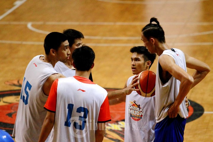 Latihan Satria Muda Britama Menjelang Preseason Tournament IBL 2015 ...