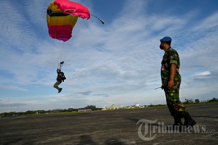 Latihan Terjung Payung TNI AU di Lanud Sultan Iskandar Muda, Foto 9 #1913902 - TribunNews.com