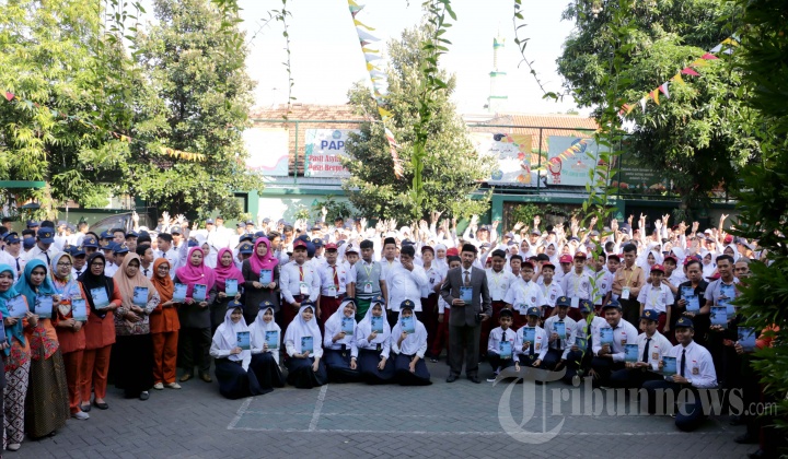 Launcing Buku Karya Siswa SMP IT PAPB Semarang, Foto 1 #1804899 ...