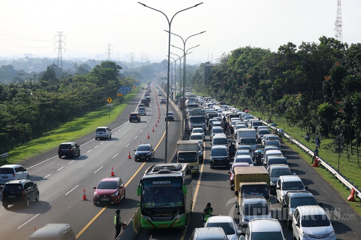 Libur Panjang, Jalur Menuju Puncak Bogor Macet, Foto 3 #1855702 - TribunNews.com