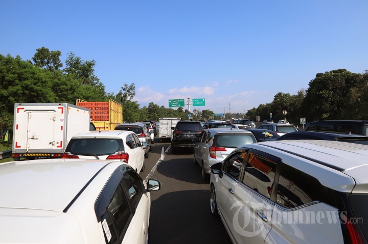 Libur Panjang, Jalur Menuju Puncak Bogor Macet, Foto 10 #1855709 - TribunNews.com