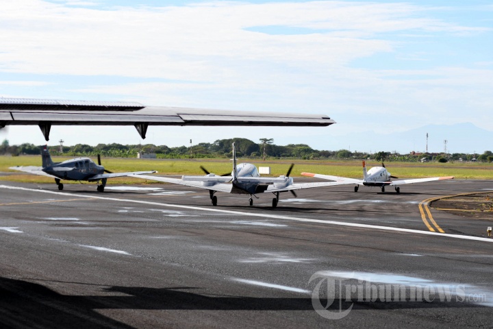 Lima Pesawat dan Tiga Helikopter TNI AL Ikuti Tabur Bunga di Runway ...