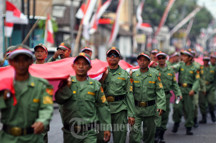 Linmas Lakukan Kirab Bendera Merah Putih Panjang 78 Meter, Foto 1 ...
