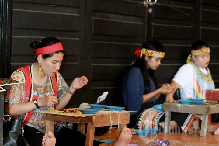 Lomba Menganyam Manik di Pekan Gawai Dayak, Foto 1 #1702699 - TribunNews.com