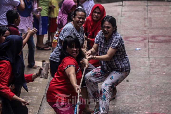 Lomba Tarik Tambang Peringati HUT RI Ke-75, Foto 3 #1855121 - TribunNews.com