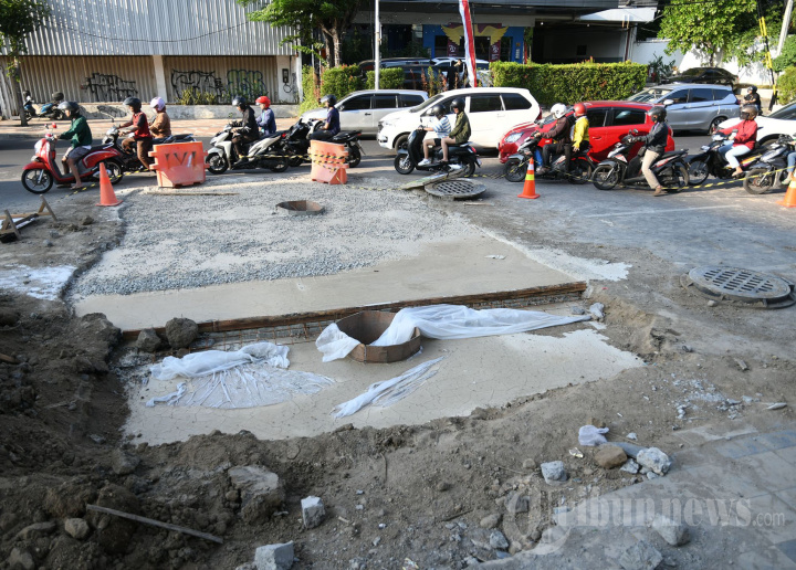 Macet di Jalan Embong Malang Surabaya Akibat Proyek Saluran Air, Foto 2 ...