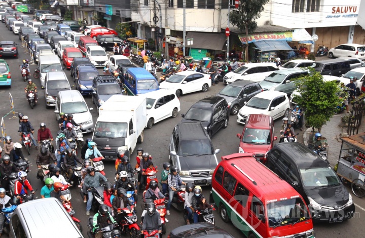 Macet di Ruas Jalan Menuju Pusat Kota Bandung, Foto 1 #1799752 ...
