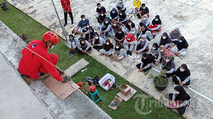 Mahasiswa Ikuti Pelatihan Vertikal Resque untuk Tanggap Bencana, Foto 1 #1919695 - TribunNews.com