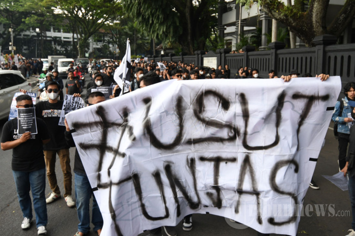 Mahasiswa Malang Demo Soroti Sidang Tragedi Kanjuruhan, Foto 2 #1960488 - TribunNews.com