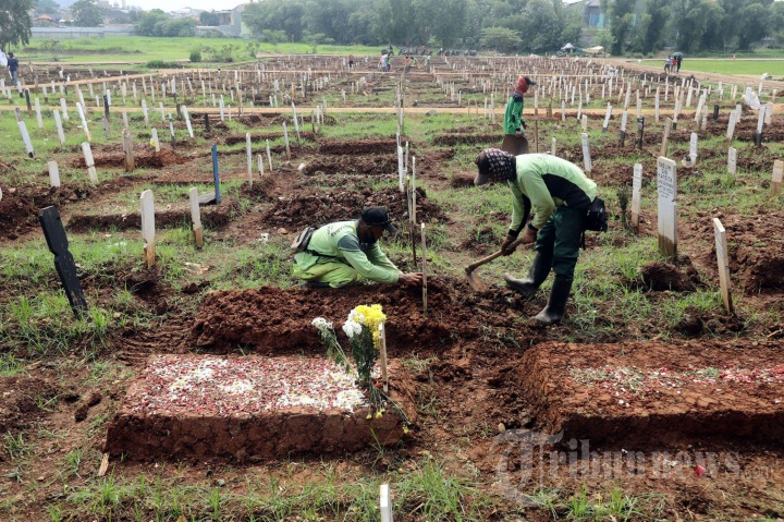Makam Khusus Covid-19 di TPU Bambu Apus Penuh, Foto 6 #1876743 ...