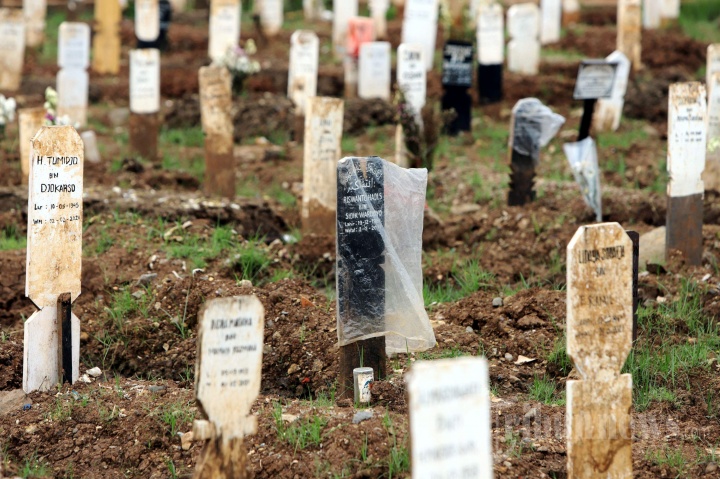 Makam Khusus Covid-19 di TPU Bambu Apus Penuh, Foto 9 #1876758 ...