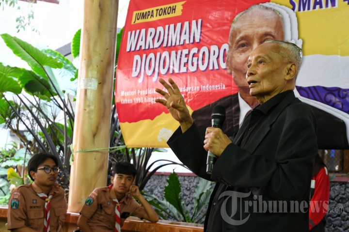 Mantan Mendikbud Wardiman Djojonegoro Mengajar di SMAN 4 Malang, Foto 2 #1973455 - TribunNews.com