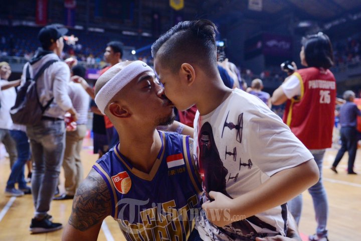 Mario Wuysang Mencium Putranya, Foto 4 #1654607 - TribunNews.com