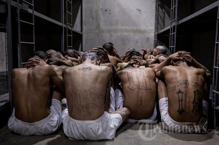 Melihat Pemindahan Napi El Savador ke Penjara Terbesar di Dunia, Foto 4 ...