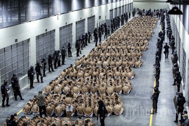 Melihat Pemindahan Napi El Savador ke Penjara Terbesar di Dunia, Foto 6 ...