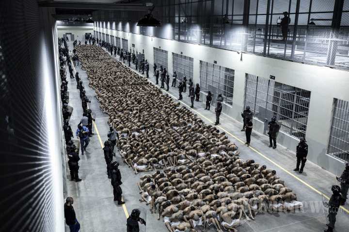 Melihat Pemindahan Napi El Savador ke Penjara Terbesar di Dunia, Foto ...