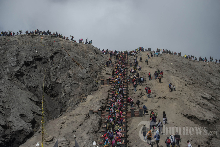 Melihat Ritual Adat Yadnya Kasada Suku Tengger di Bromo, Foto 4 ...