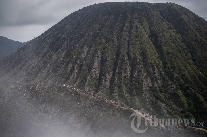 Melihat Ritual Adat Yadnya Kasada Suku Tengger di Bromo, Foto 5 ...