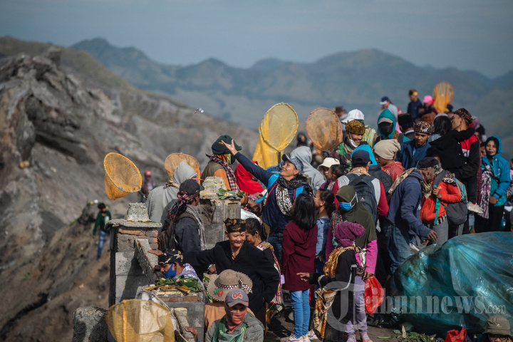 Melihat Ritual Adat Yadnya Kasada Suku Tengger di Bromo, Foto 6 ...