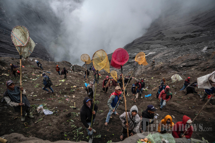 Melihat Ritual Adat Yadnya Kasada Suku Tengger di Bromo, Foto 12 ...