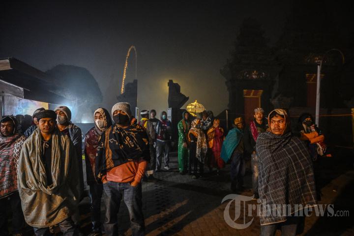 Melihat Ritual Yadnya Kasada di Kawah Gunung Bromo, Foto 4 #1967897 ...