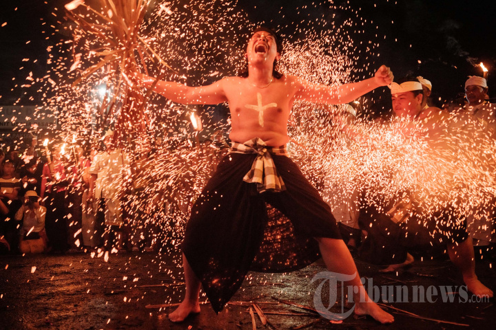 Melihat Tradisi Lukat Geni Jelang Nyepi di Bali, Foto 1 #1992190 - TribunNews.com