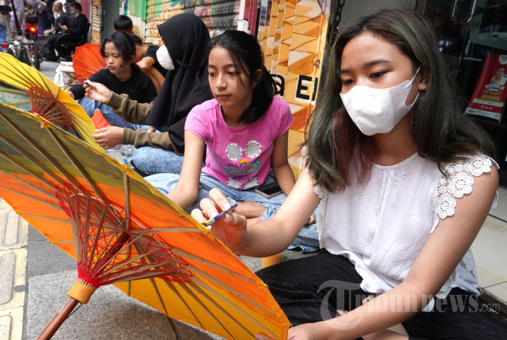 Melukis Payung Geulis dan Totebag di Jalan Braga, Foto 5 #1943236 ...