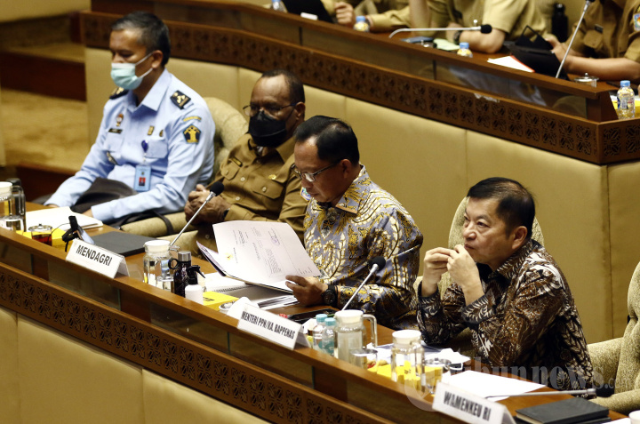 Mendagri dan Menteri PPN/Kepala Bappenas RDP dengan Komisi II DPR RI, Foto 9 #1936385 ...