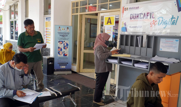 Mengurus Dokumen Kependudukan di Kantor Disdukcapil Karawang, Foto 1 #1938213 - TribunNews.com