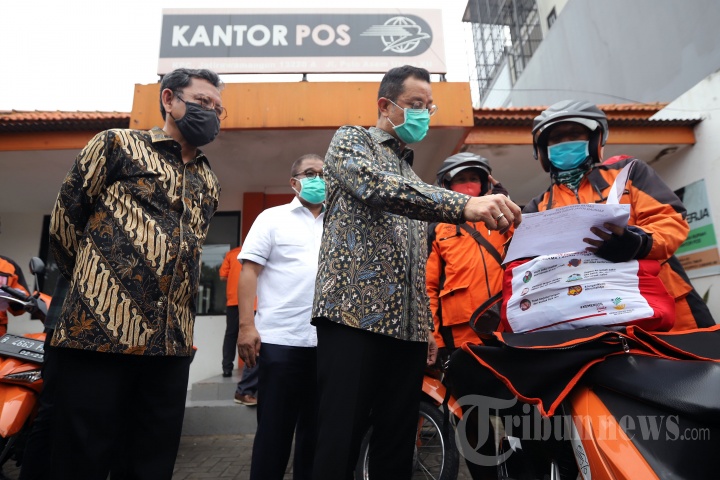 Mensos Tinjau Penyaluran Bansos, Foto 7 #1842071 - TribunNews.com