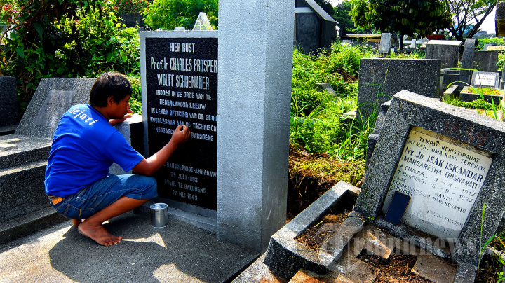 Merawat Makam Charles Prosper Wolff Schoemaker sang Arsitek Bandung ...