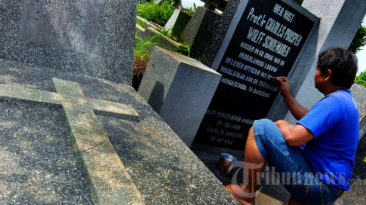 Merawat Makam Charles Prosper Wolff Schoemaker sang Arsitek Bandung ...
