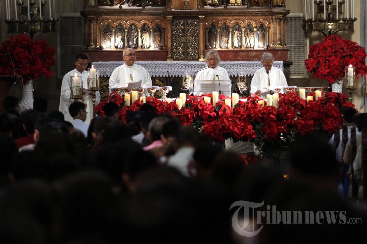 Misa Malam Natal Di Gereja Katedral, Foto 12 #1630496 - TribunNews.com