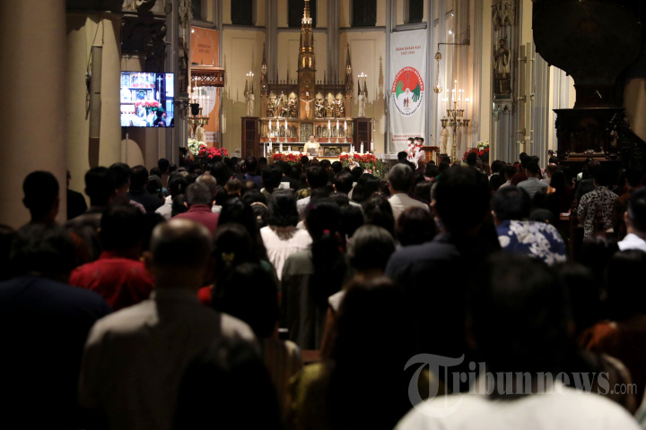 Misa Malam Natal di Gereja Katedral, Foto 3 #1952184 - TribunNews.com