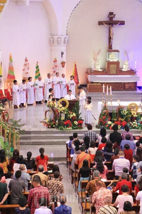 Misa Perayaan Natal di Gereja Katolik Katedral Semarang, Foto 9 #1782244 - TribunNews.com