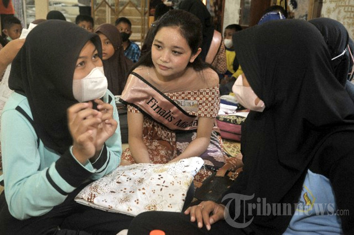 Miss Bantul 2022 Membatik dengan Siswa Sekolah Binaan Astra YPA-MDR, Foto 5 #1932343 ...