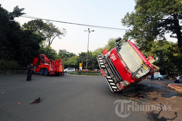 Mobil Damkar Terguling, Foto 3 #1663121 - TribunNews.com
