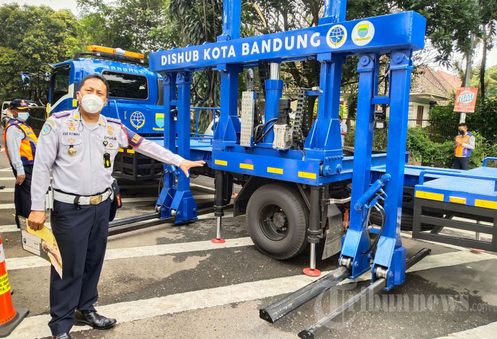 Mobil Derek Otomatis Hidrolik Milik Dishub Kota Bandung, Foto 5 ...
